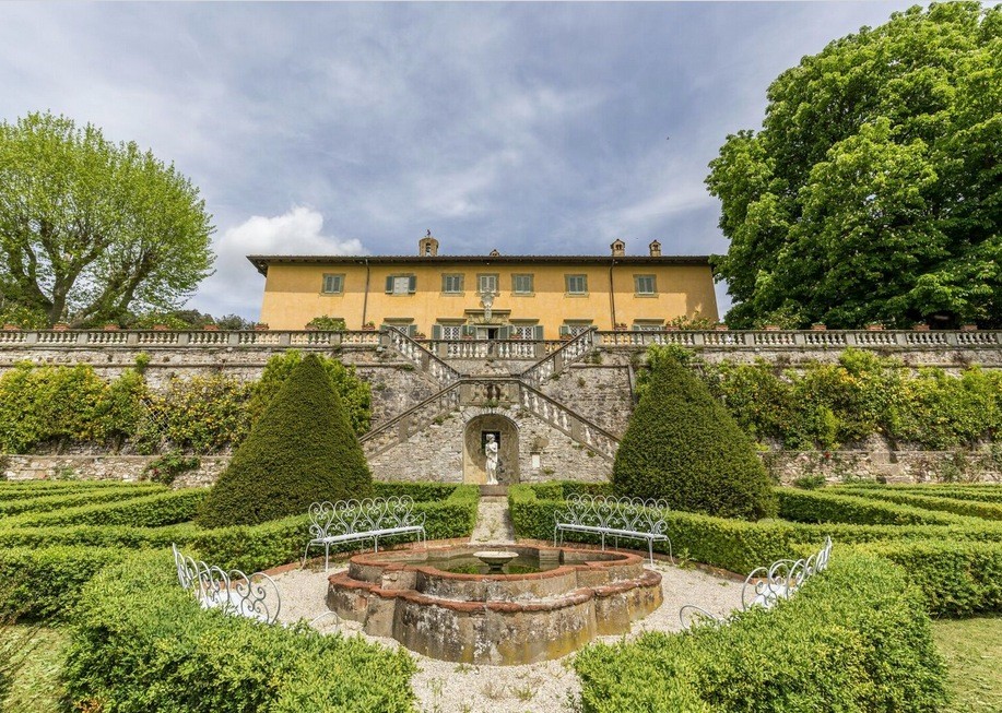 5 bedroom Villa for sale with panoramic view in Lucca, Tuscany